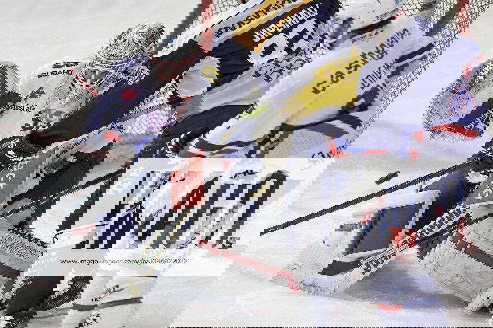 V.l.n.r. Torhueter Daniel Guntern, ZSC, Scottie Upshall, HCAP, Dominik ...