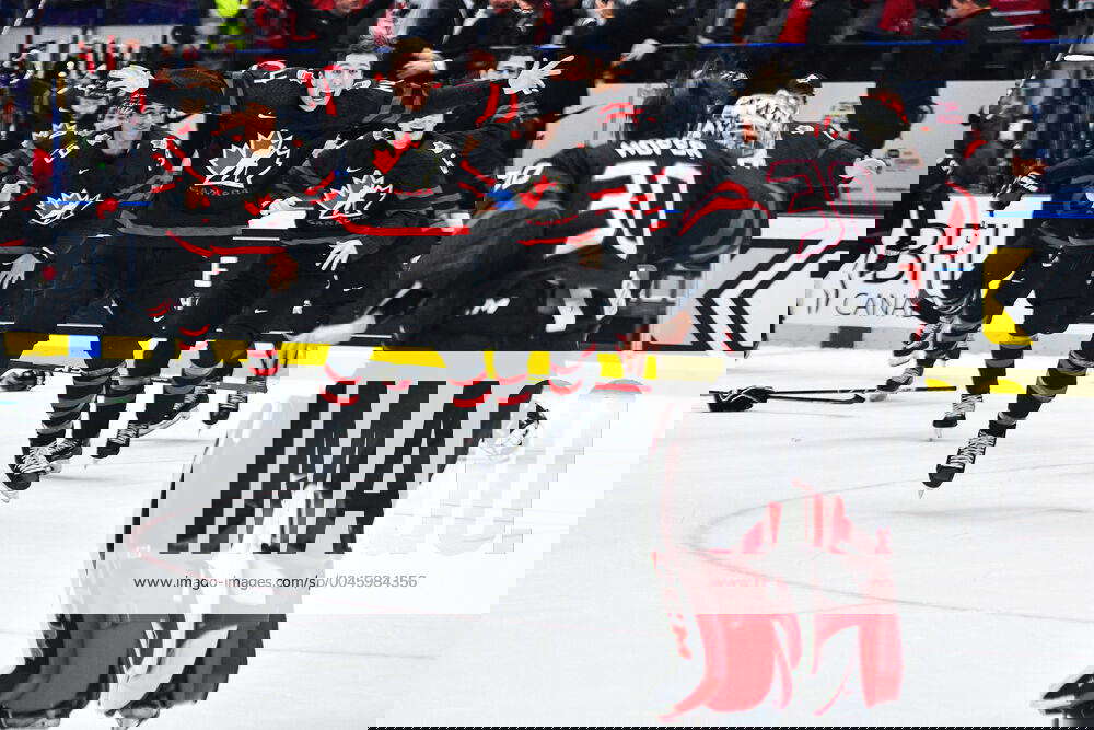 200105 Jared McIsaac celebrate with goalkeeper Joel Hofer of Canada ...