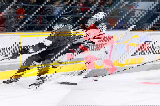 OTTAWA, ON - JANUARY 05: Ottawa 67 s Center Cameron Tolnai battles Erie ...