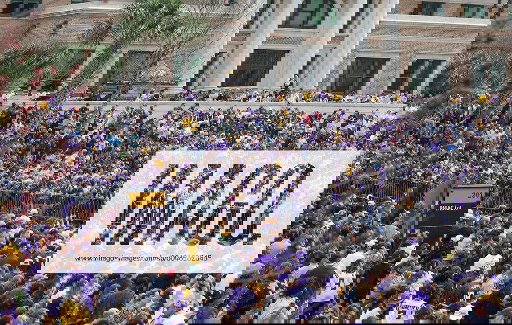 January 18, 2020: Crowds gather in anticipation for the parade down ...