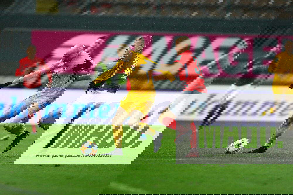 Matthias Morys SG Sonnenhof Grossaspach in duel with Andre Hainault 1 ...