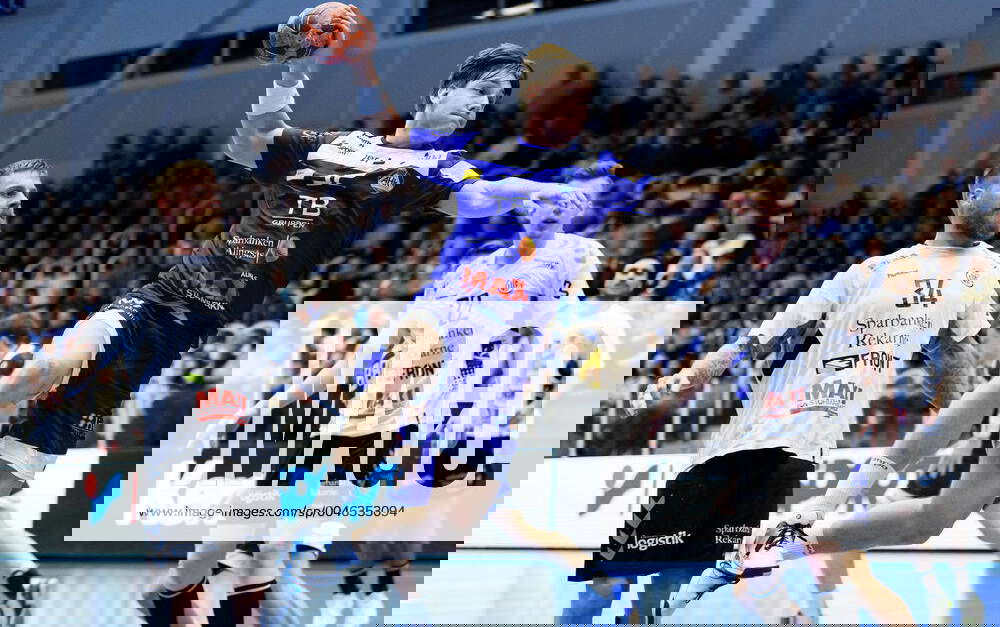 200129 Alingsas Daniel Blomgren and Guifs Simon Sonesten during the handball match in the Handball