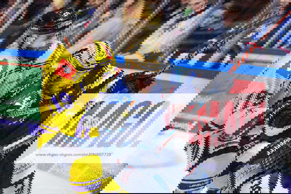 Jacob Lagace 19, Krefeld Penguins in duel with Jake Weidner 7, Iserlohn Roosters, Iserlohn Roosters