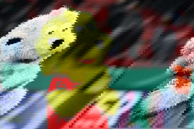 Maskottchen Brian the Lion (Bayer 04 Leverkusen) mit Fußballkindern am ...