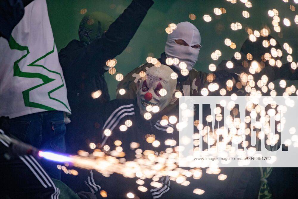 Masked Bremen fans to fireworks, pyrotechnics, pyro, Bengalos, Bengal ...