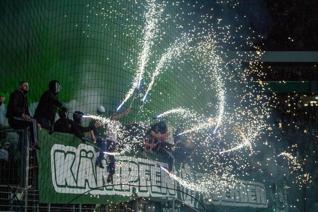 Masked Bremen fans to fireworks, pyrotechnics, pyro, Bengalos, Bengal ...
