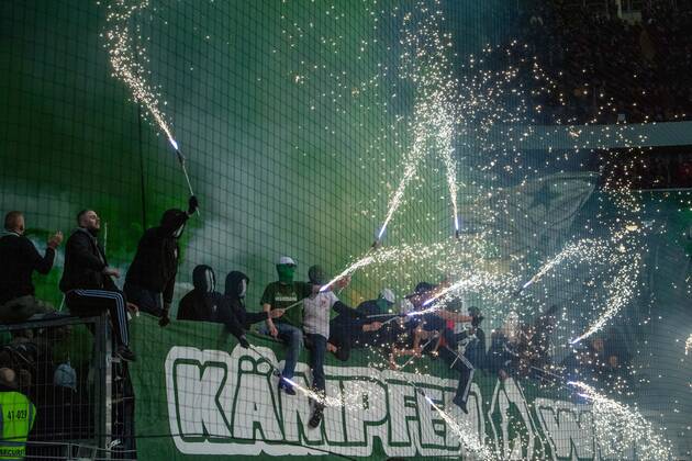 Masked Bremen fans to fireworks, pyrotechnics, pyro, Bengalos, Bengal ...