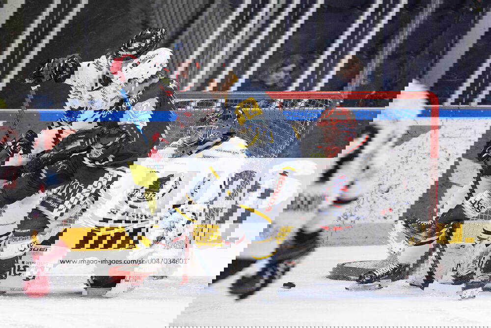 Hernings Thomas Andersen 12 in battle with Aalborgs Henry Hardarson 71 ...