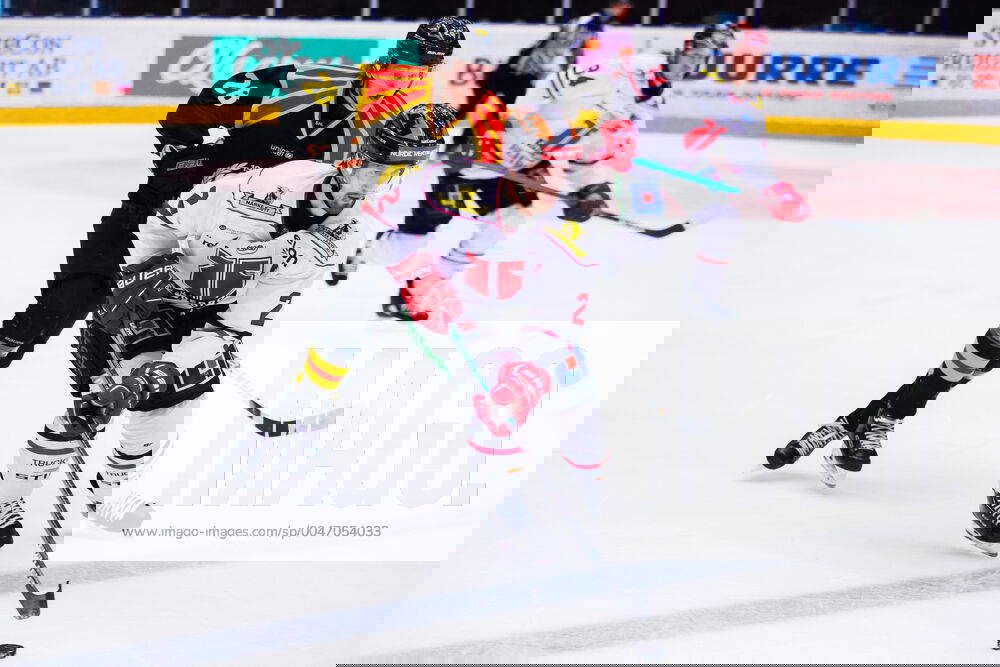 Brynäs Oskar Kvist and Örebros Rasmus Rissanen during the ice hockey match in SHL between Brynäs