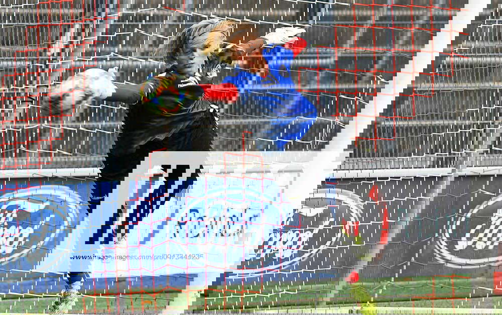 Inga Schuldt Goalkeeper, Jena, 31 warming up, clipping, full body ...