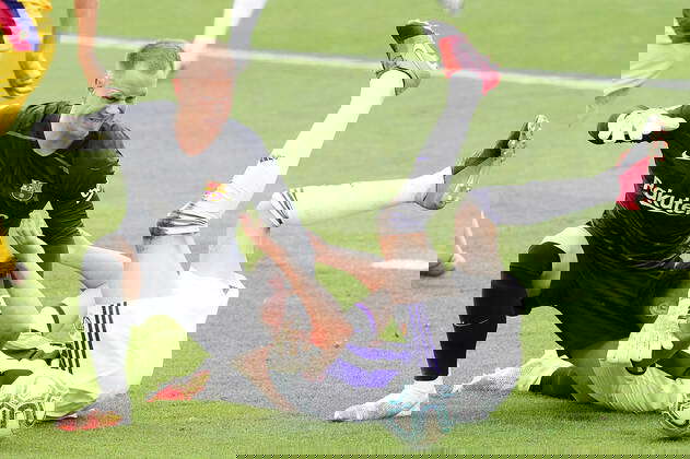 Real Valladolid s Kike Perez and FC Barcelona, Barca s Jordi Alba ...