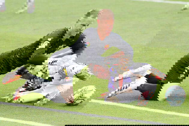 Real Valladolid s Kike Perez (r) and FC Barcelona, Barca s Jordi Alba ...