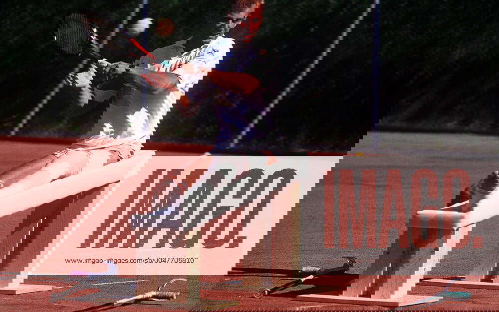 Professional tennis player Thomas Muster trains with Gibs and Jaws 5 ...