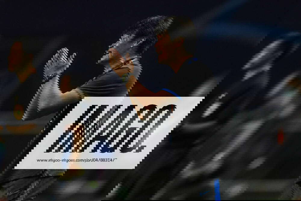 DALIAN, Aug. 19, 2020 -- Li Xiaopeng, head coach of Shandong Luneng ...