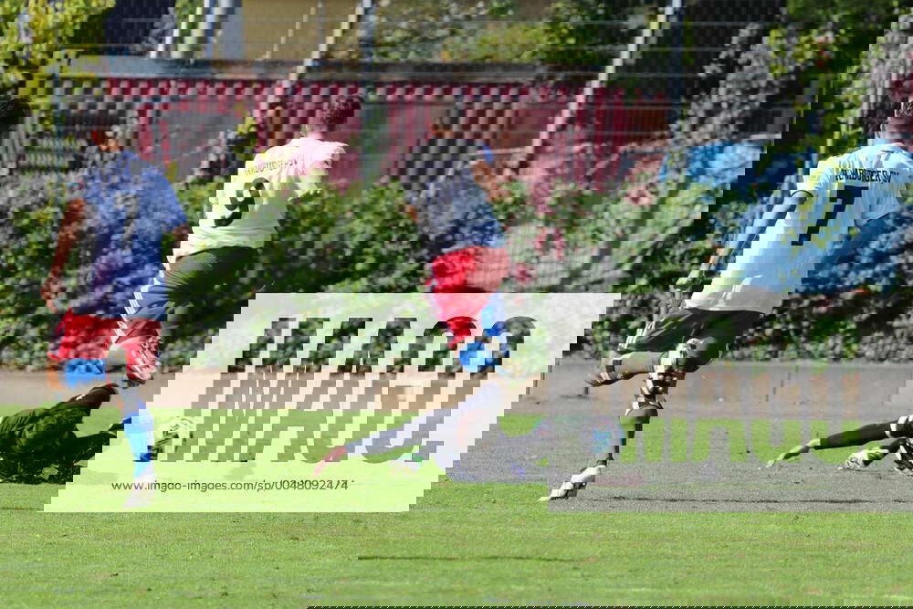 Lukas Pägelow LSK, on the Bode, moves the ball energetically in front ...