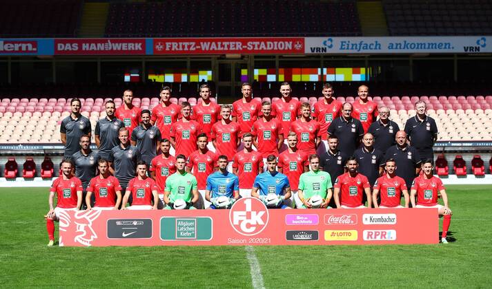 1 FC Kaiserslautern 3 Liga Portraittermin 2018 2019 Team photo Top row ...