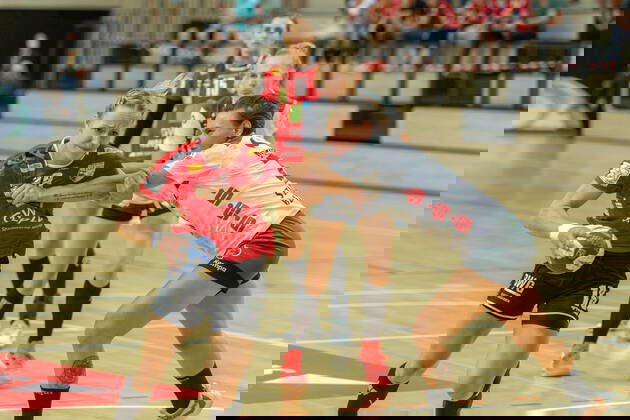 Lea Gruber wird stark verteidigt von Lynn Schneider und Annika Lott SV ...