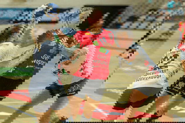 Lea Gruber wird stark verteidigt von Lynn Schneider und Annika Lott SV ...