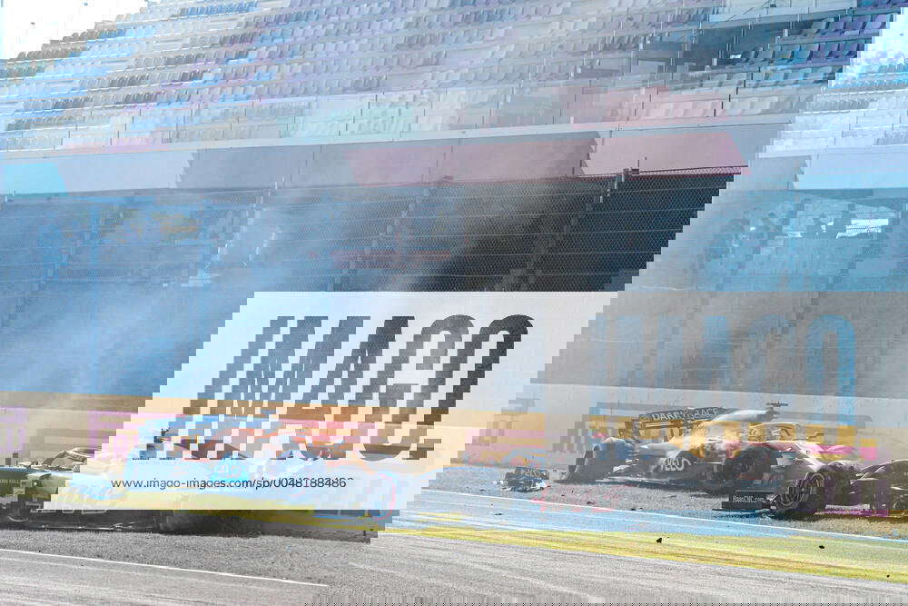 Crash at the first restart of the race, 55 SAINZ Carlos (spa), McLaren ...