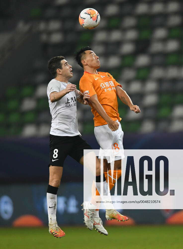 (200915) -- SUZHOU, Sept. 15, 2020 -- Oscar (L) of Shanghai SIPG vies ...