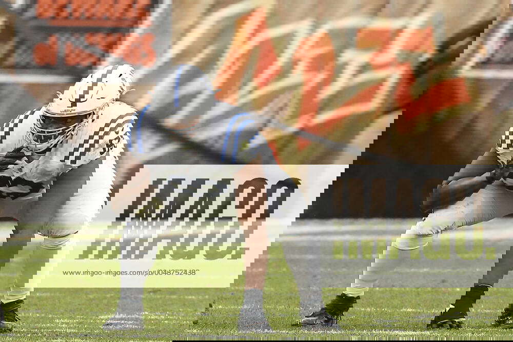 CLEVELAND, OH - OCTOBER 11: Indianapolis Colts Offensive Tackle Le ...