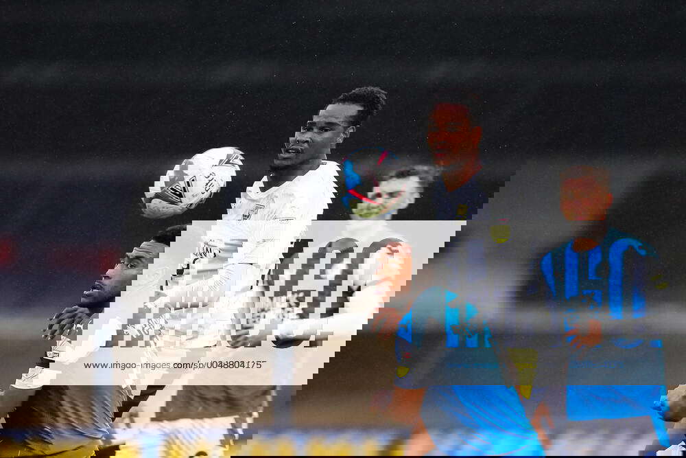 Derick Osei Yaw of Oxford United rises above Nathan Thompson of ...