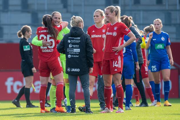 Victory ceremony FC Bayern, Sarah Zadrazil 25 FC Bayern women, FC ...