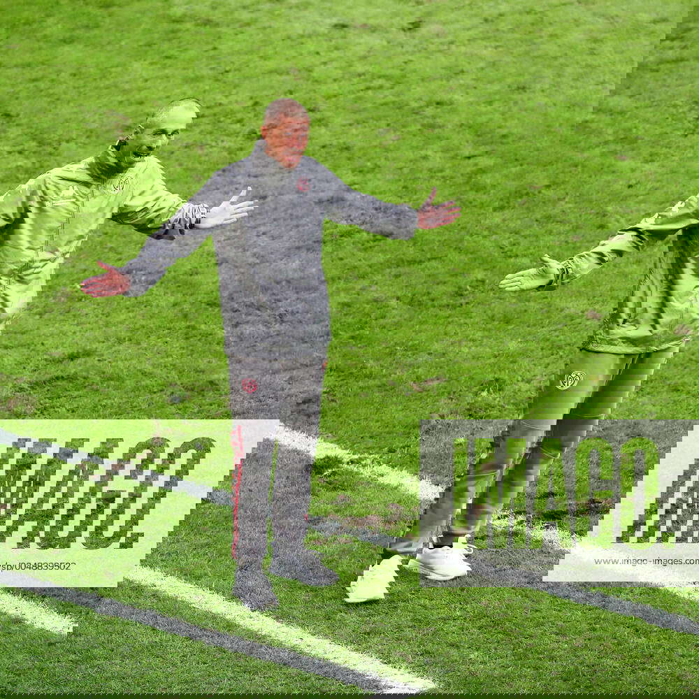 Coach Jan Moritz Lichte Mainz seems helpless FSV Mainz 05 vs Bayer 04 ...