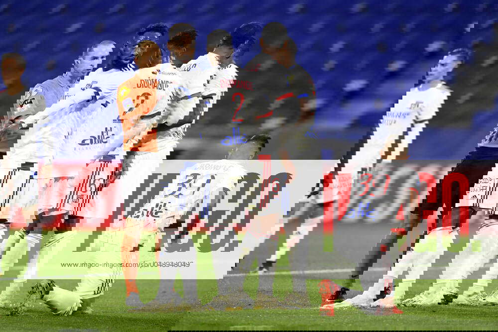 Jerome BRISARD (arbitre) - 09 MOUSSA DEMBELE (OL) - COUP FRANC - MUR ...