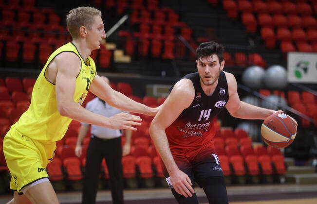 Oostende s Thomas Welsh and Spirou s Gyorgy Goloman fight for the ball ...