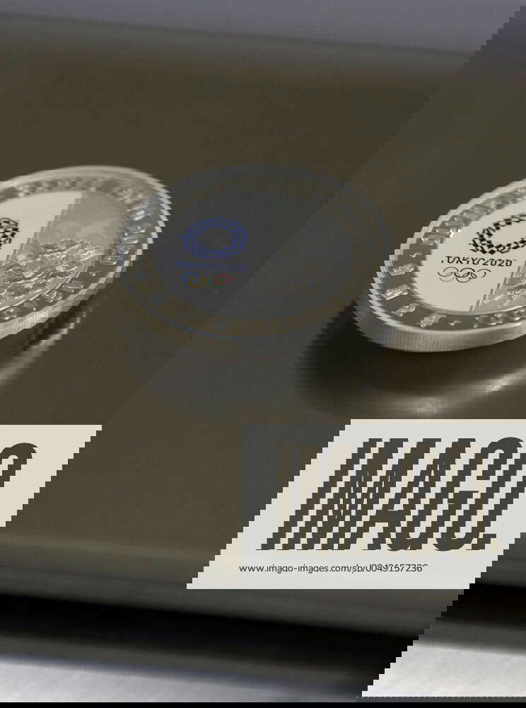 Weight test at Japan Mint A commemorative 1,000-yen coin for the 2020 ...