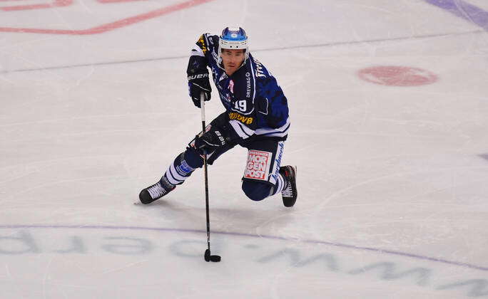 Evan Trupp 19, Dresden, Dresdner Eislöwen against Bayreuth Tigers, ice ...