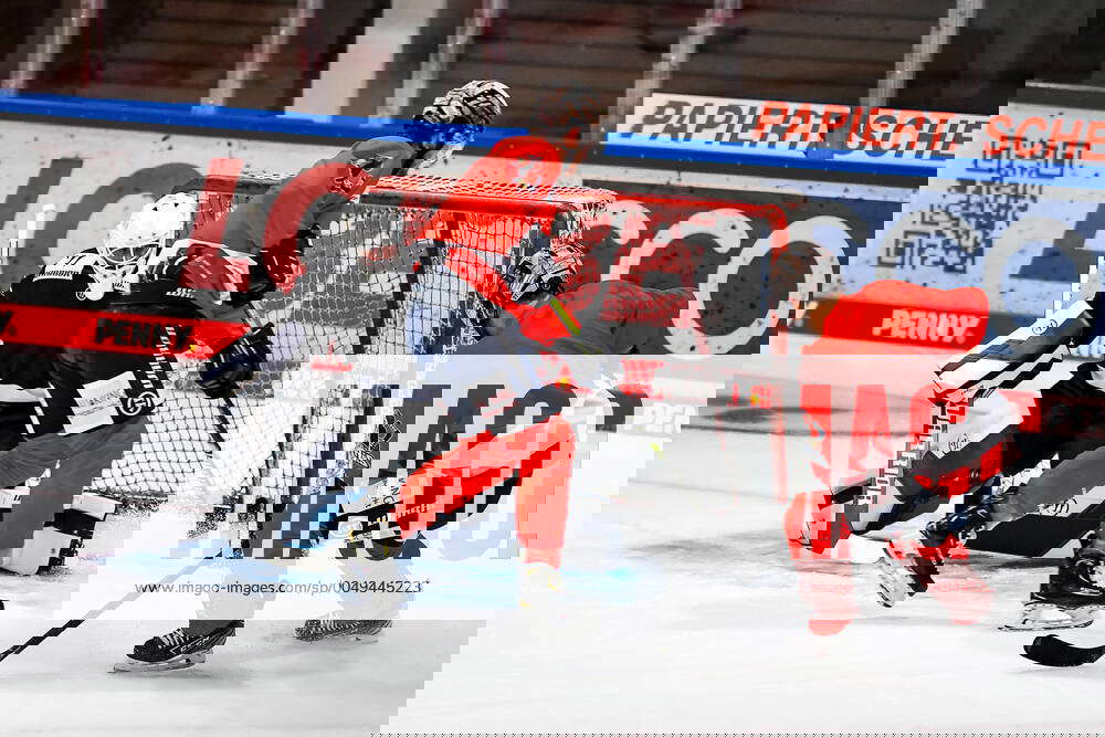 Janick Schwendener 70, Iserlohn Roosters Tobias Schmitz 97, Iserlohn ...