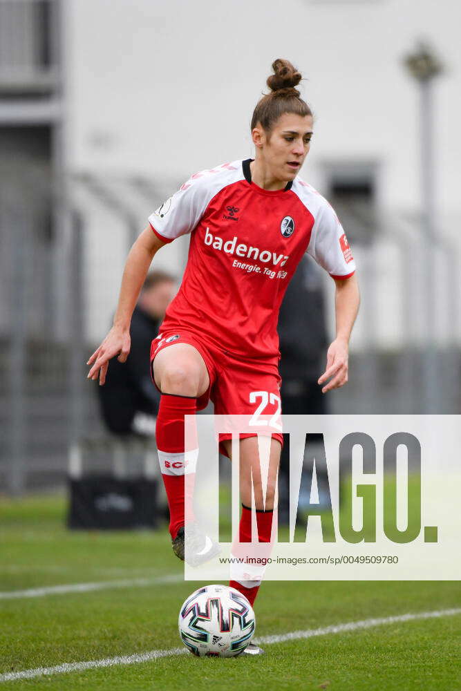 Luisa Wensing SC Freiburg am Ball, GER, SC Freiburg vs SV Weinberg ...