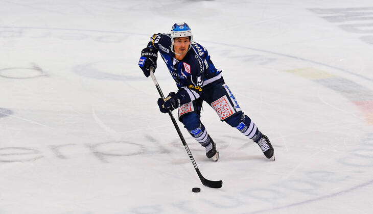Evan Trupp 19, Dresden, Dresdner Eislöwen against Bayreuth Tigers, ice ...