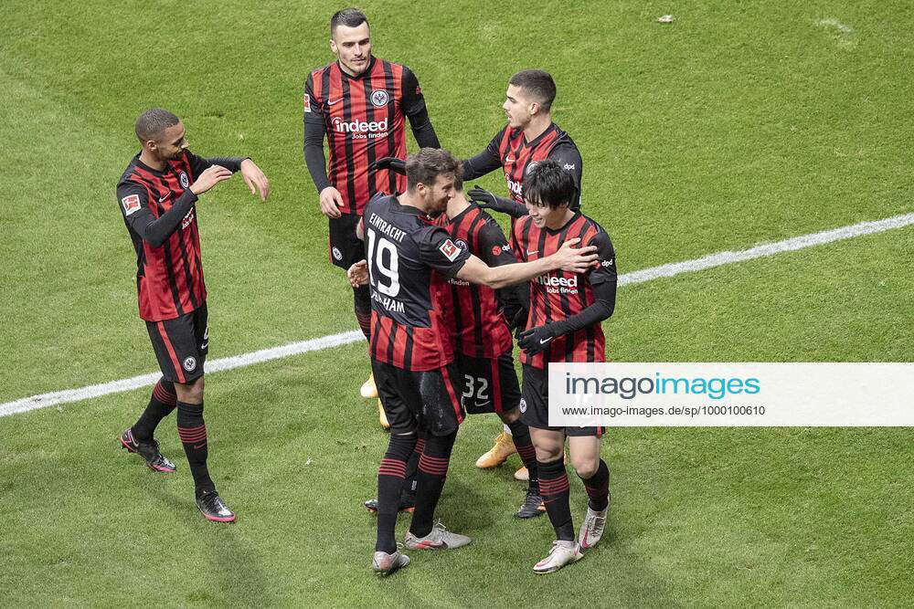 Frankfurter Spieler feiern Daichi KAMADA (F, vorne r.), der mit seinem ...