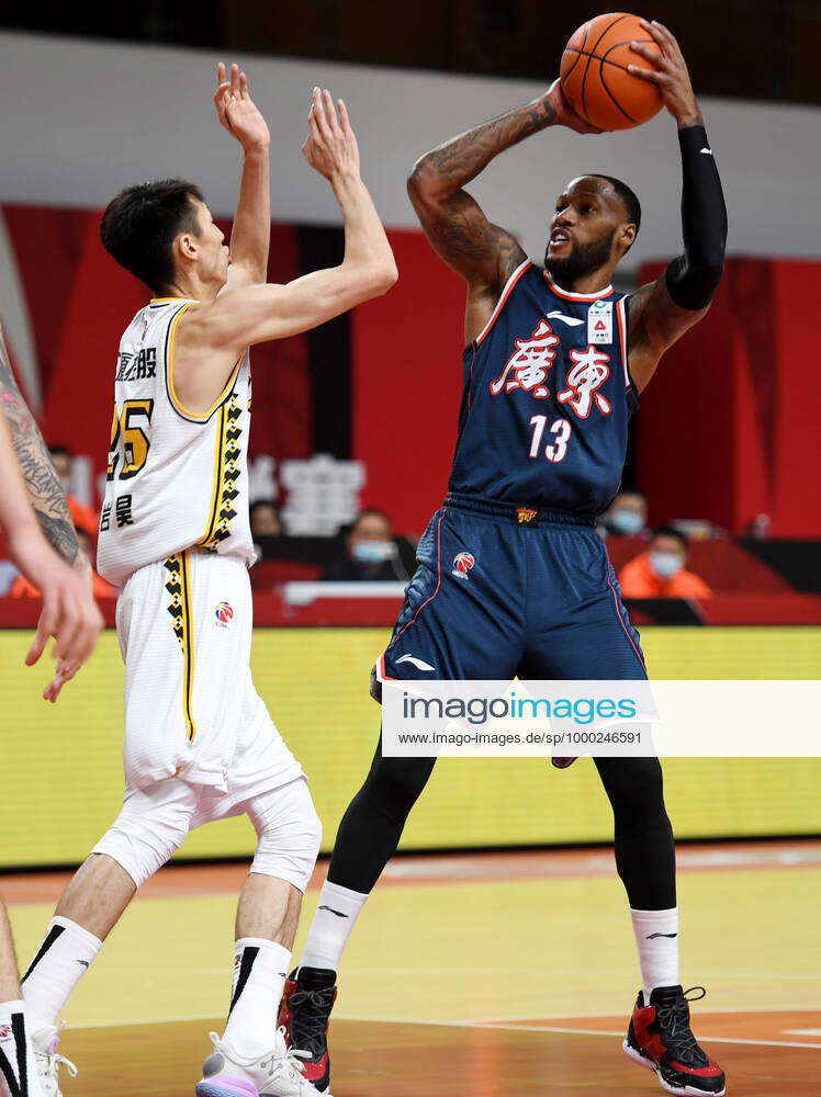 (210111) -- ZHUJI, Jan. 11, 2021 -- Sonny Weems (R) of Guangdong ...
