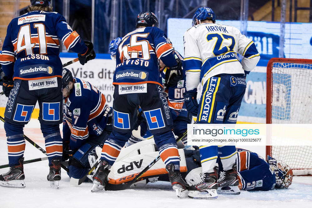 Växjös goalkeeper Erik Källgren during the ice hockey match in the SHL between Leksand and Växjö on