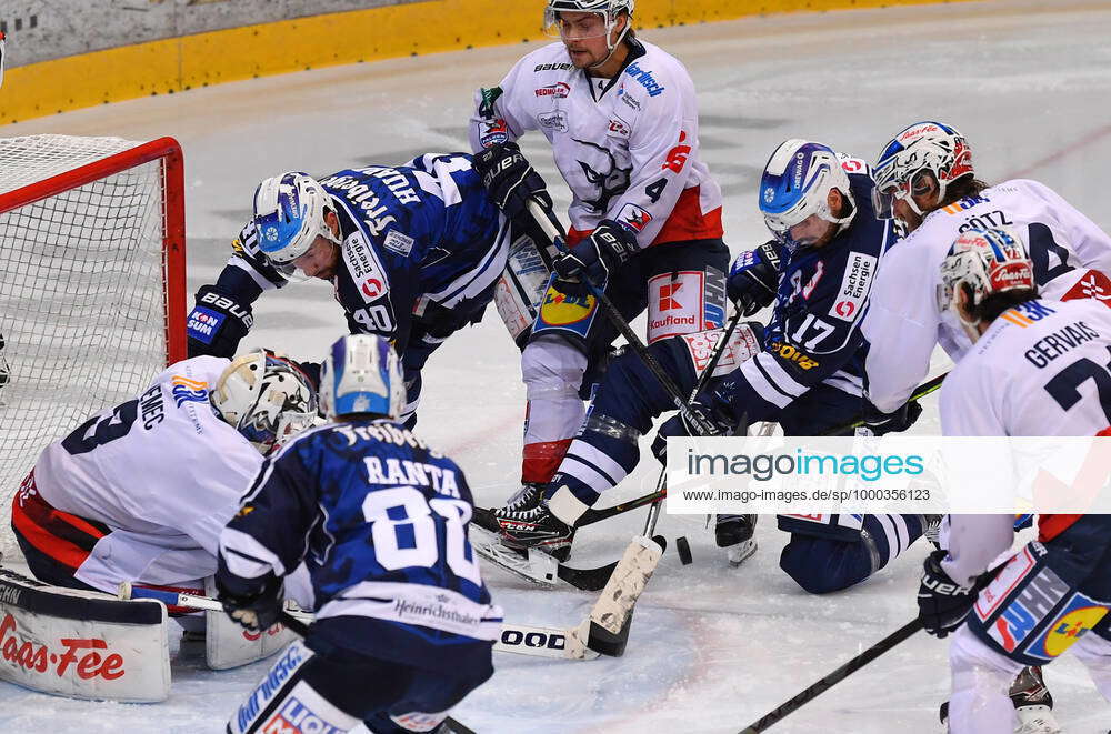 Scramble in front of the Heilbronn goal, in blue the Eislöwen Roope ...