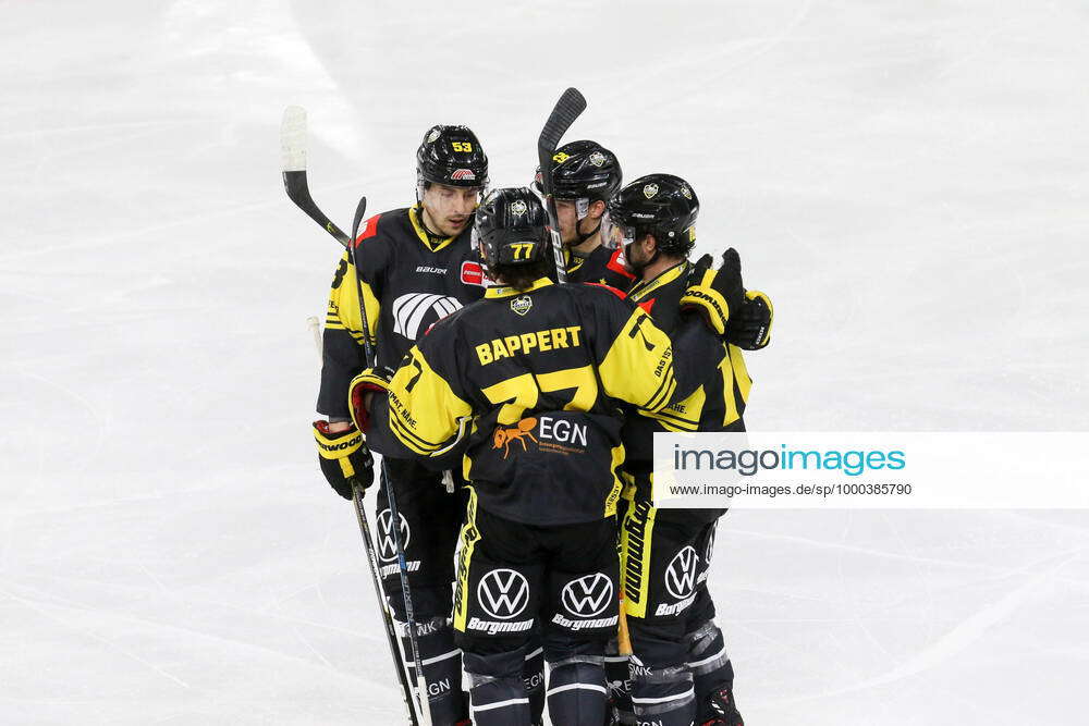 Krefelds Brett Olson Nr 16 scores the goal against Wolfsburgs Chet ...