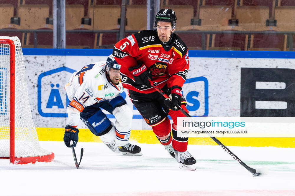 Växjös Emil Pettersson and Luleas Eddie Larsson during the ice hockey match in the SHL between