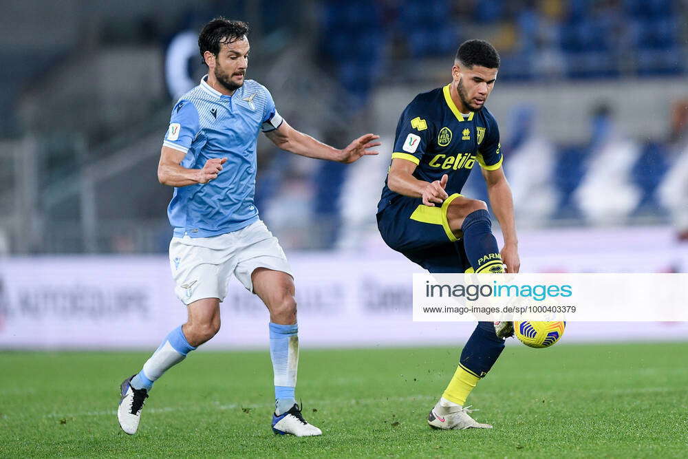 Simon Sohm of Parma Calcio 1913 and Marco Parolo of SS Lazio compete ...