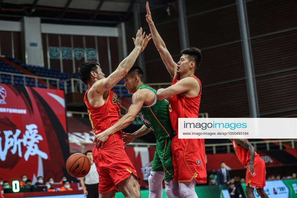 (210127) -- ZHUJI, Jan. 27, 2021 -- Wu Changze (C) of Liaoning Flying ...