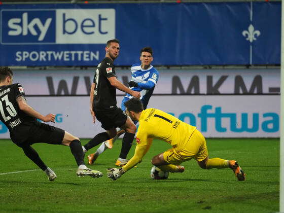 Goal chance of Mathias Honsak SV Darmstadt 98, 18 against Ivan Paurevic ...