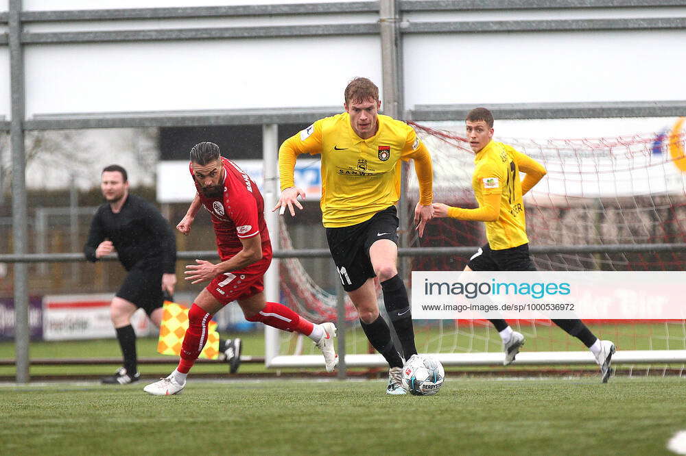 Jan Ferdinand SG Sonnenhof Grossaspach on the ball Yannick Haeringer ...