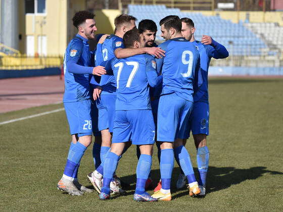 Joy of the footballers from Clinceni after a goal scored with Mihai ...
