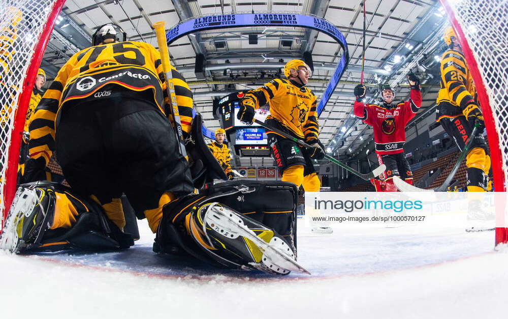 210131 Skellefteas goalkeeper Arvid Söderblom and Oskar Nilsson are depressed while Luleas Jonas