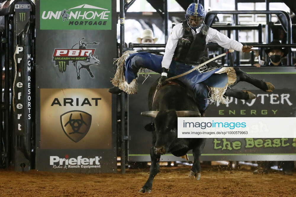 OKEECHOBEE, FL - JANUARY 30: Ezekiel Mitchell rides bull El Chapo ...