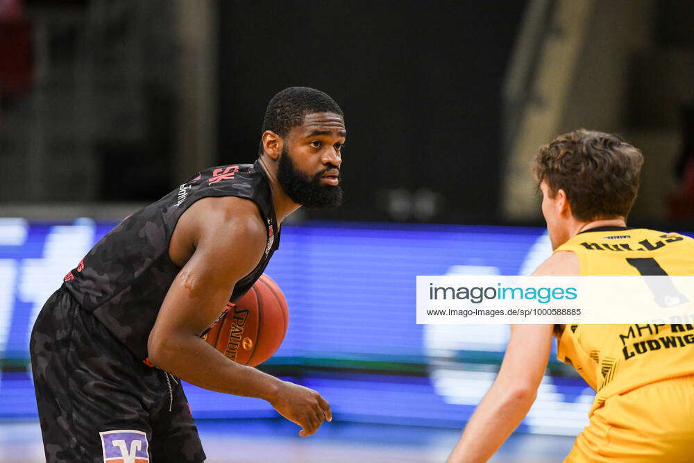Jonathan Stark Giessen 46ers in a duel with Jordan Hulls MHP Riesen ...