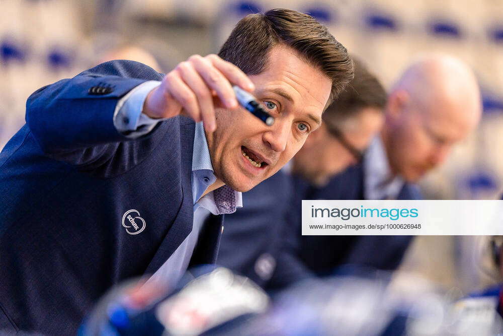 Växjös coach Sam Hallam during the ice hockey match in the SHL between ...